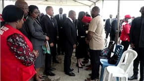 Le couple présidentiel se recueille avec les populations - aLibreville Vidéo